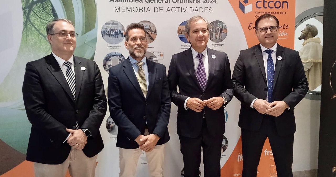 José Hernandez, presidente de FRECOM, distinguido con la insignia de ...